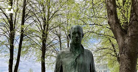 보도에 서있는 남자의 동상 사진 Unsplash의 무료 의복 이미지