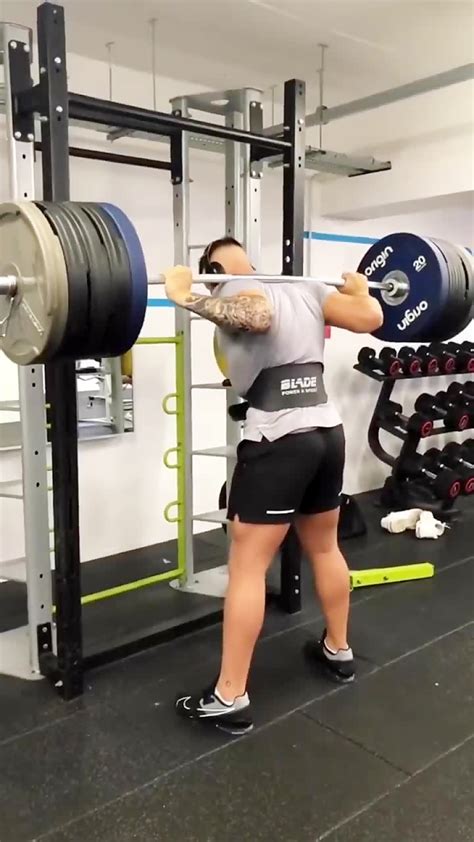 مرد وزنه بردار