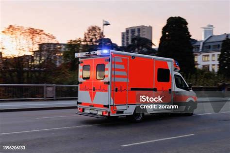 프랑크푸르트 암 마인에서 다리 위로 돌진하는 구급차 트럭 구급차에 대한 스톡 사진 및 기타 이미지 구급차 독일 긴급서비스와 구조 직업 Istock