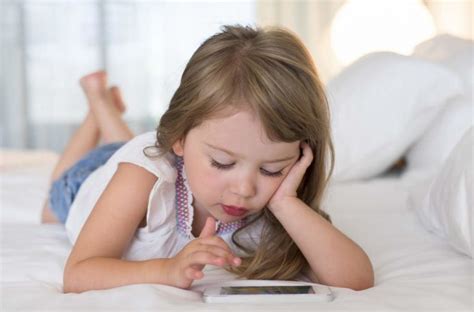 Estos Son Los Riesgos De Que Los Niños Pasen Mucho Tiempo En El Celular