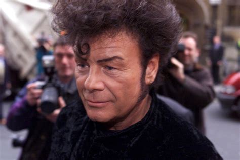 Photo Gary Glitter sortant du tribunal qui vient de le condamner à 4