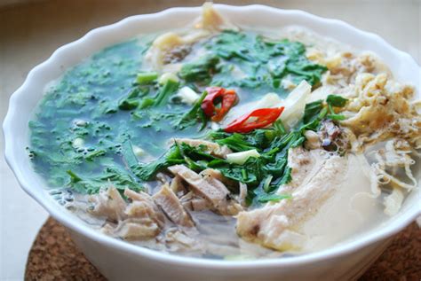 롤빵 Thang다진된 실 란 트로 봄 양파와 칠리 조각 Garnished 났습니다 닭고기 햄과 계란으로 전통적인 베트남 쌀 국수 수프 0명에 대한 스톡 사진 및 기타 이미지