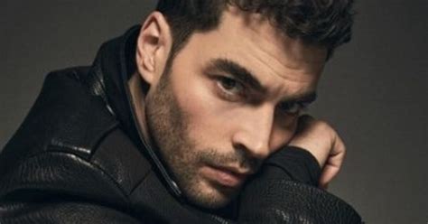Akin Akinözü El Galán De Hercai Y Amor Y Traición Se Luce Ahora Como