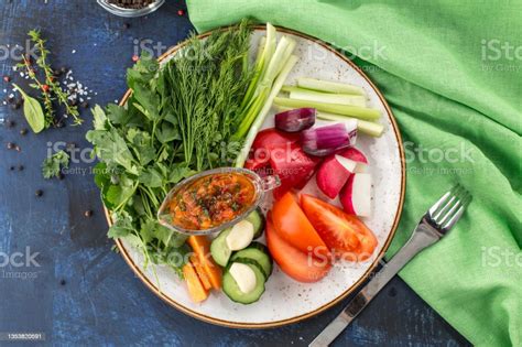 신선한 야채 슬라이스 샐러드와 오이 토마토 후추 딜 파슬리 블루 배경 건강한 식생활에 대한 스톡 사진 및 기타 이미지 건강한