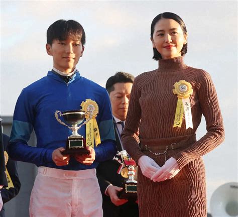 ＜中京競馬 11r・チャンピオンズカップ＞勝利した坂井瑠星（左）と記念撮影する長澤まさみ（撮影・椎名 航） ― スポニチ Sponichi