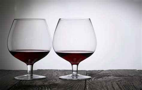 레드 드라이 와인 안경 나무 판자 위에 서 있습니다 백라이트에서 촬영 건조한에 대한 스톡 사진 및 기타 이미지 건조한