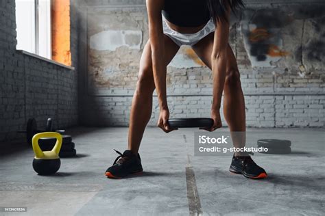 체육관에서 운동하는 동안 체중을 들어 올리는 인식 할 수없는 여성의 클로즈업 결심에 대한 스톡 사진 및 기타 이미지 결심 동기 부여 사람들 Istock
