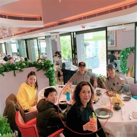 甄子丹陪岳母拍全家福，60歲的她很年輕，與女兒神似姐妹 每日頭條