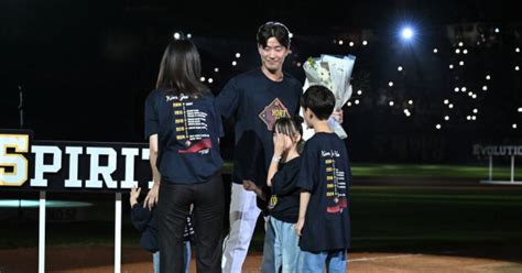 Md포토 김재호 사랑하는 가족과 함께 은퇴식