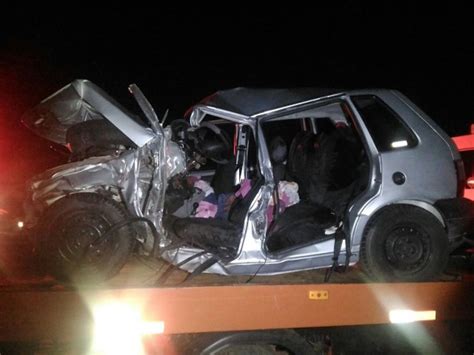 G Carro bate de frente carreta e três pessoas morrem na BR notícias em Grande Minas