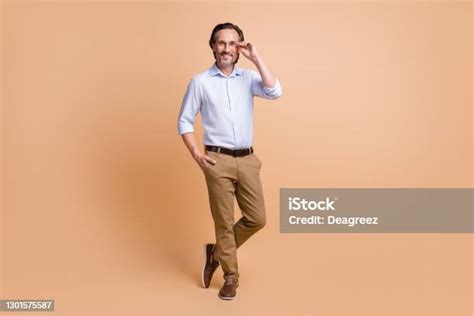 맨핸드 포켓 룩 카메라 웨어 안경 셔츠 팬츠 신발 리디지드 베이지 색 배경의 전체 길이 사진 갈색 머리에 대한 스톡 사진 및 기타 이미지 Istock