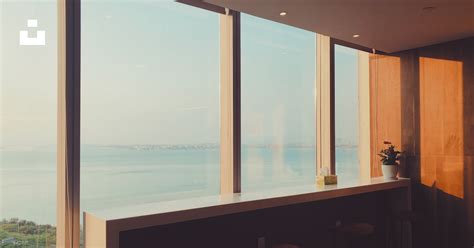 창문 옆에 흰색 나무 테이블 사진 Unsplash의 무료 건물 이미지