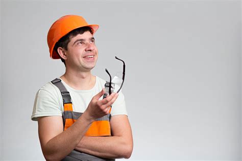 스튜디오 배경에 하드 모자와 바지에 젊은 쾌활 평온한 빌더 생성기 건물 산업 개념 30 34세에 대한 스톡 사진 및 기타 이미지 30 34세 건설 산업 공사장 감독