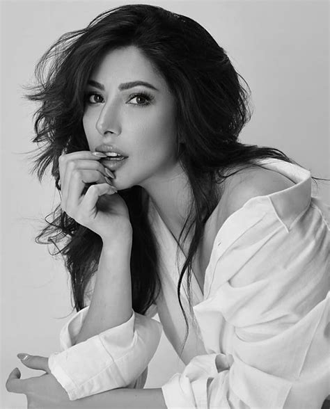 مہوش حیات کی بے رنگ بولڈ‘ تصویروں پر صبا قمر فدا