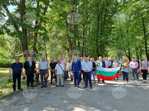 Граждани и общественици в Разград отдадоха почит пред паметта на Ботев
