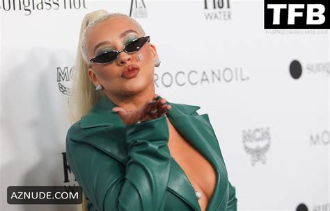 Christina Aguilera Sexy Seen Flaunting Her Hot Breasts At The Daily