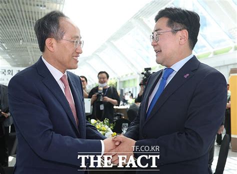 제22대 초선 의원 위해 모인 여·야 지도부 Tf사진관 포토 기사 더팩트