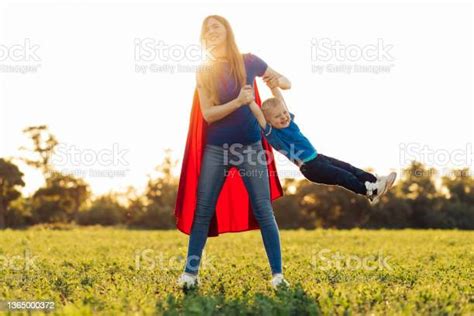 어머니와 그녀의 아이는 함께 재생합니다 슈퍼 히어로 의상을 입은 엄마와 아들 엄마와 아기 는 재미 미소와 포옹 어버이날에 대한 스톡 사진 및 기타 이미지 Istock