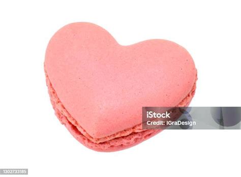 하트 모양으로 채워진 핑크 마카롱 스로베리는 흰색으로 고립되어 있습니다 하트 모양에 대한 스톡 사진 및 기타 이미지 하트