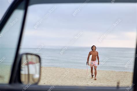 여행 서핑 서핑보드 수중스포츠장비 여름 바다 해변 휴가 여가 주제 즐거움 컨셉 이미지 Jv12384037 게티이미지뱅크