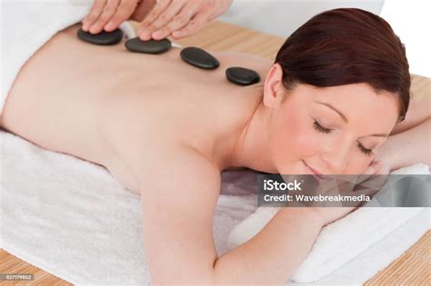 마사지를 받는 동안 포즈를 취하는 아름 다운 Redhaired 여자의 초상화 20 24세에 대한 스톡 사진 및 기타 이미지 20 24세 20 29세 건강한 생활방식
