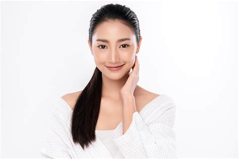 아름다운 젊은 아시아 여자는 흰색 배경 뷰티 화장품과 얼굴 치료 개념에 고립 된 신선한 건강한 피부로 그녀의 깨끗한 얼굴을