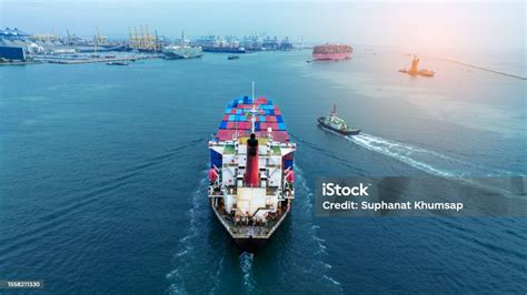 푸른 하늘 뒤 지상 개념에 바다 바다에 큰 화물 컨테이너 배 수입 수출 컨테이너 상자의 선미 수송 물류 및 고객 및 공급 변화에 서비스 0명에 대한 스톡 사진 및 기타