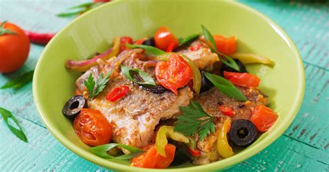 Як запекти хек з овочами в духовці простий відеорецепт — Шуба