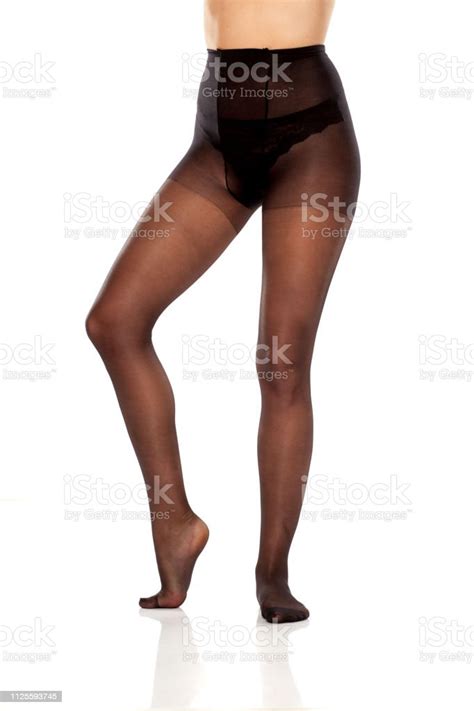 예쁜 여성 긴 다리와 흰 배경에 검은 높은 허리 나일론 스타킹 가냘픈에 대한 스톡 사진 및 기타 이미지 가냘픈 검은색