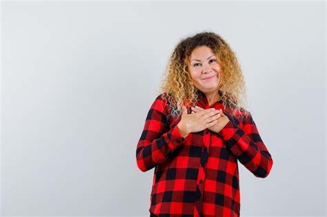 T 셔츠에 뺨에 손을 잡고 건망증을 찾는 어린 소녀 무료 사진
