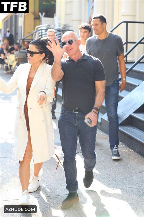 Lauren Sanchez Sexy Seen Flaunting Her Hot Body While Shopping At