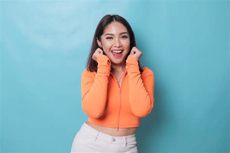 파란 배경에 고립 된 카메라에 서서 웃고있는 젊은 아름다운 아시아 여성의 초상화 25 29세에 대한 스톡 사진 및 기타 이미지