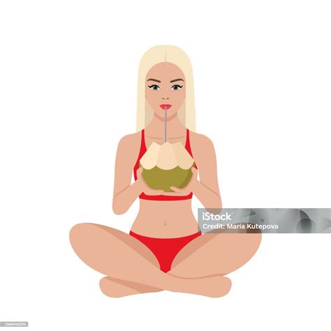 빨간 수영복을 입은 긴 머리를 가진 흰색 금발 소녀는 연꽃 자세에 앉아 녹색 코코넛에서 짚을 통해 코코넛 물을 마십니다 흰색