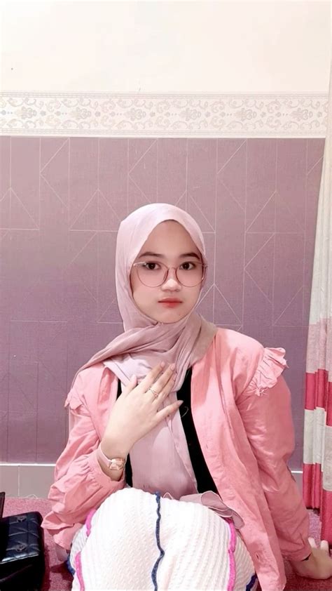 Pin oleh Haris Alkias di Mood songs | Foto gadis cantik, Wajah gadis, Sabuk wanita
