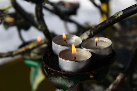 사원과 수도원에서 종교 버터 램프 축제에서 불교 제단 촛불 금속 용기에서 기도하는 오일 램프와 흔들리는 불꽃의 아름다운 고요한