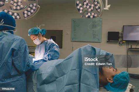 수술실에서 중국 남성 환자의 다리에서 수술하는 외과 의사와 간호사 그룹 병원에 대한 스톡 사진 및 기타 이미지 병원 간호