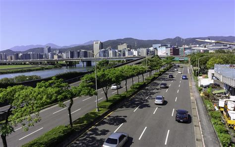 Dsc9393 內湖極限運動公園與彩虹河濱公園聯絡陸橋北望臺北市內湖區堤頂大道一段與中山高速公路堤頂交流道引道。 玄 史生 Flickr