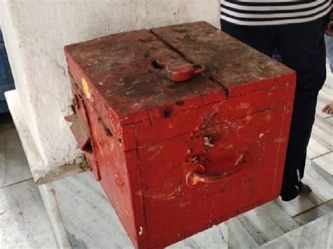 हनुमान मंदिरातील दानपेटी फोडून रोकड लंपास पोलिसांनी चोरट्यास केलं