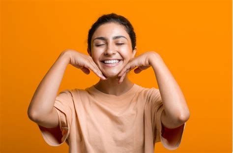Le Yoga Du Visage Et Les Massages Du Visage Les Astuces Beauté