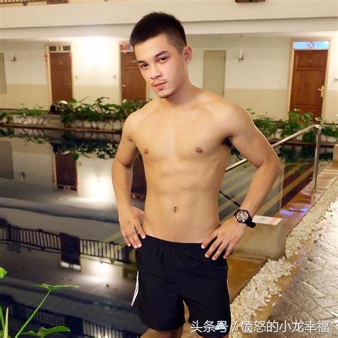 可愛俏皮的小帥哥，身材不錯腹肌練得也很好，是你的菜嗎 每日頭條