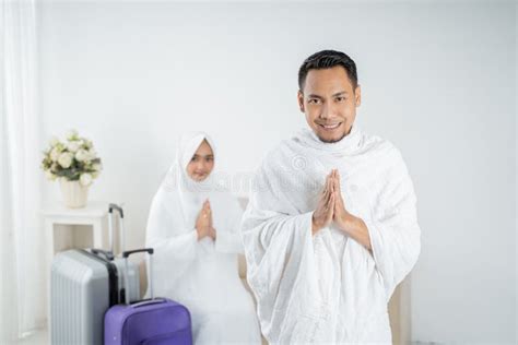 Situación Musulmán Del Hombre Joven Delante De Su Esposa Antes Del Umrah Imagen de archivo