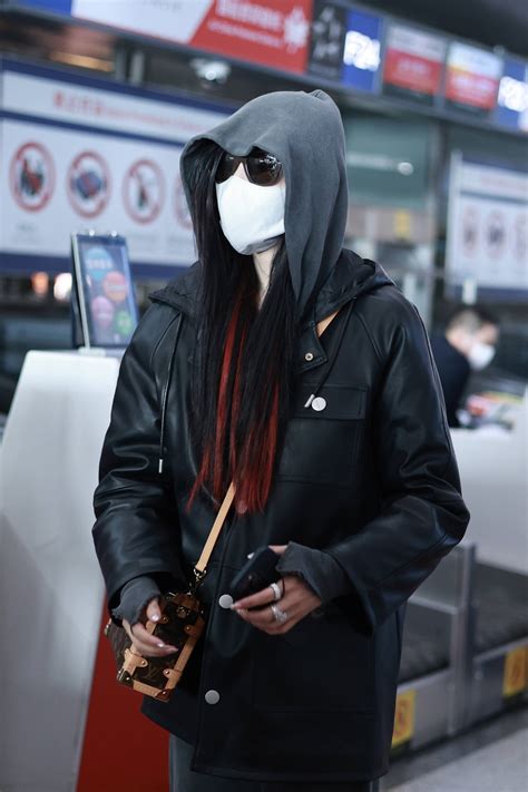 张天爱穿廓形皮衣戴兜头帽 有点儿神秘气质拽酷 搜狐大视野 搜狐新闻