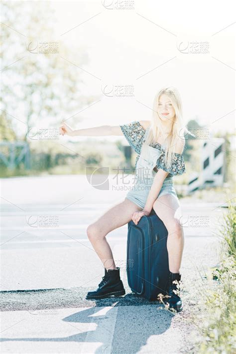 搭便车青年人路女孩自然美日光金色头发垂直画幅美休闲活动