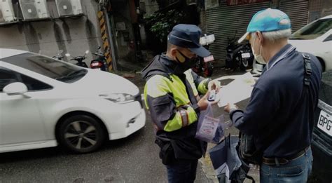 南港警發放行人「閃光燈」提高駕駛辨識度 威傳媒新聞 Winnews