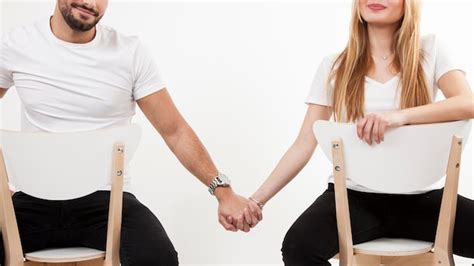 Man Knuffelen En Kussen Vrouw Gratis Foto