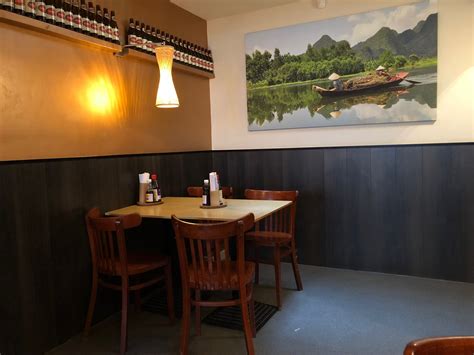 Стол и стулья в комнате с картиной на стене