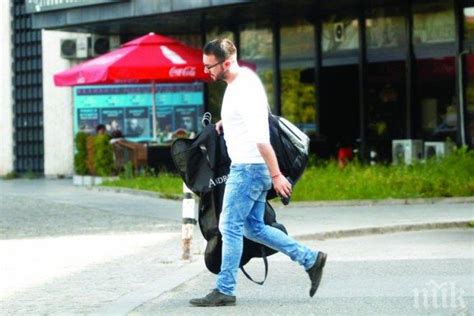 ФОТО БОМБА В ПИК И РЕТРО Антон Хекимян сам се пере ПАПАРАШКИ СНИМКИ Информационна агенция ПИК