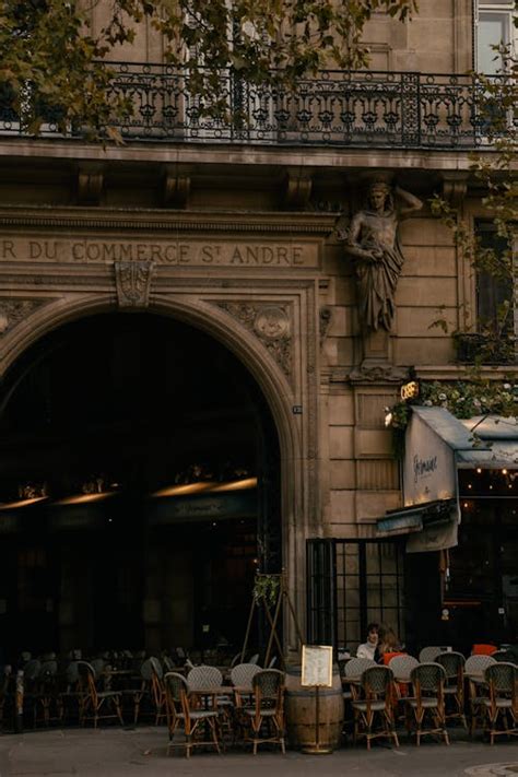 테이블과 의자가 있는 카페 사진 · 무료 스톡 사진