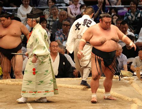 阿炎（左）にはたき込みで敗れ、ガックリの貴景勝（撮影・椎名 航） ― スポニチ Sponichi Annex スポーツ