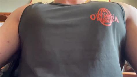Chinese Bodybuilder Bounce His Pecs Quickly